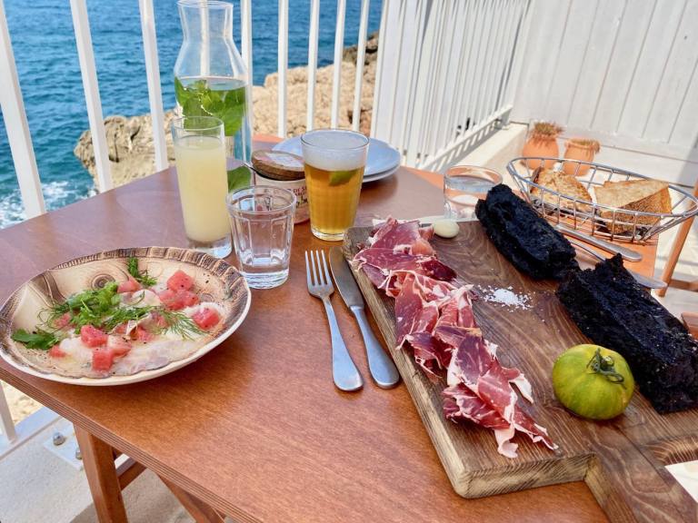 Tuba Club - Restaurant et chambres aux Goudes - Love Spots